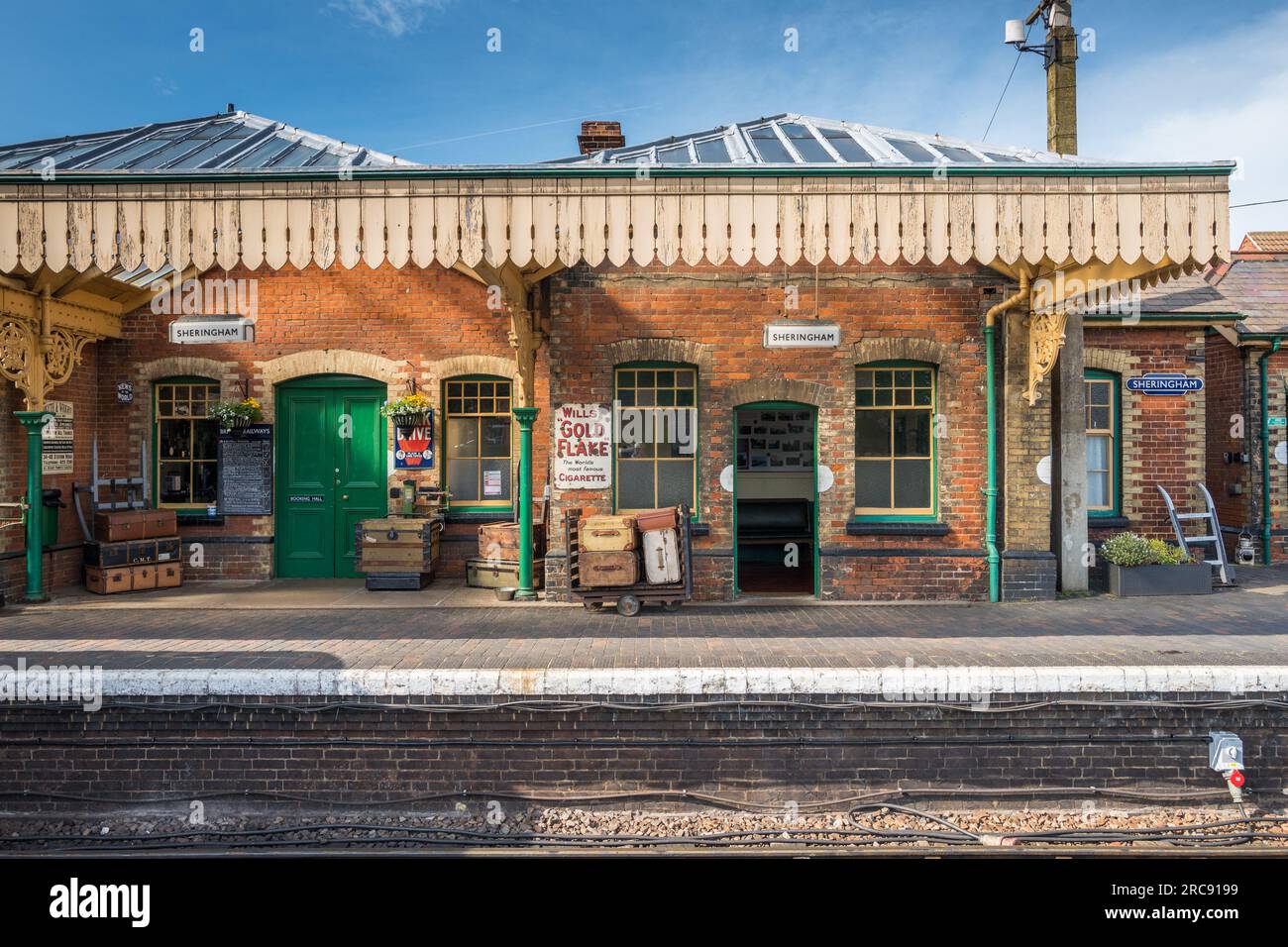 Victorian station platform hi-res stock photography and images - Alamy