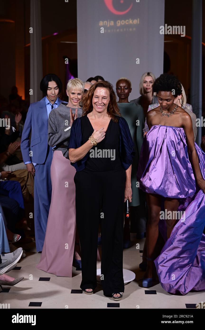 Anja Gockel mit Models bei der Anja Gockel Fashion Show 'Air' auf der ...