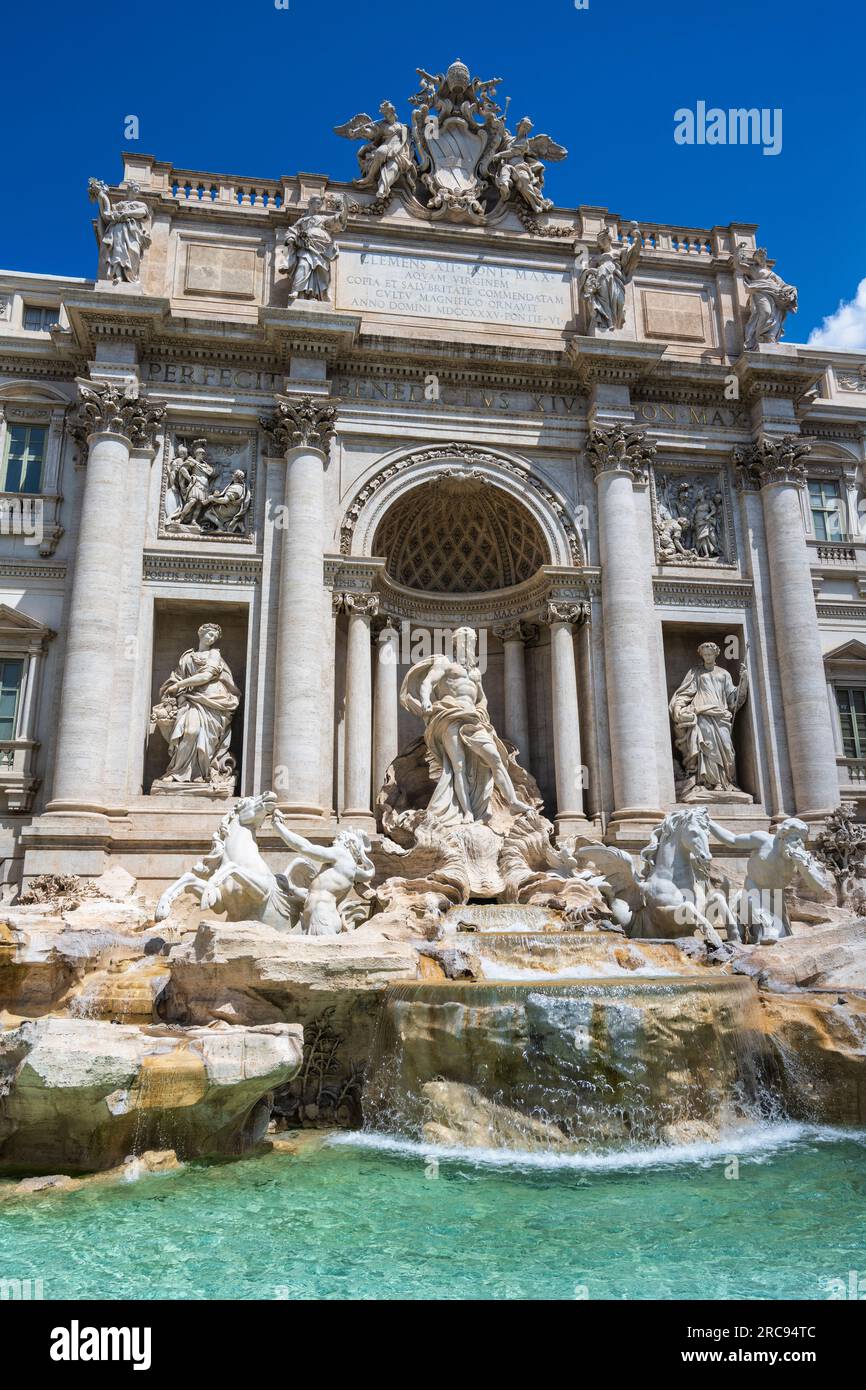 The façade of Palazzo Poli forms the backdrop to the Trevi Fountain ...