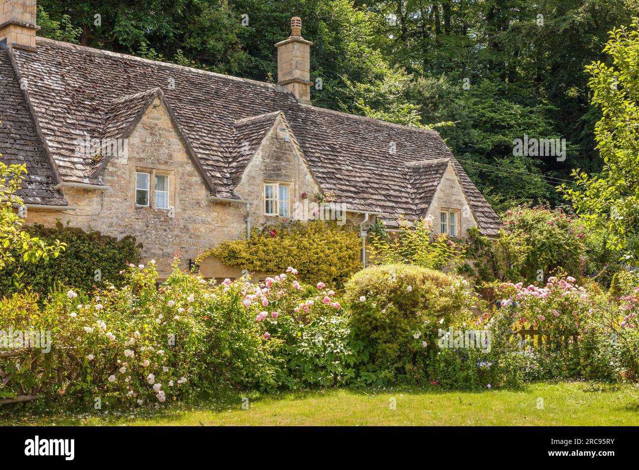 Old cottages hi-res stock photography and images - Alamy