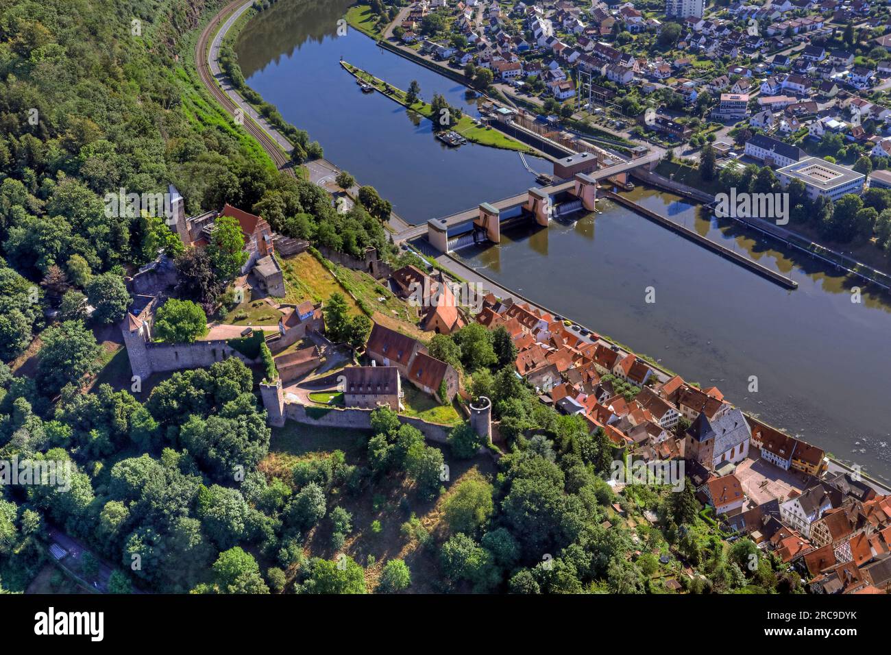 Luftaufnahme der Stadt Hirschhorn am Neckar im UNESCO-Global-Geopark ...