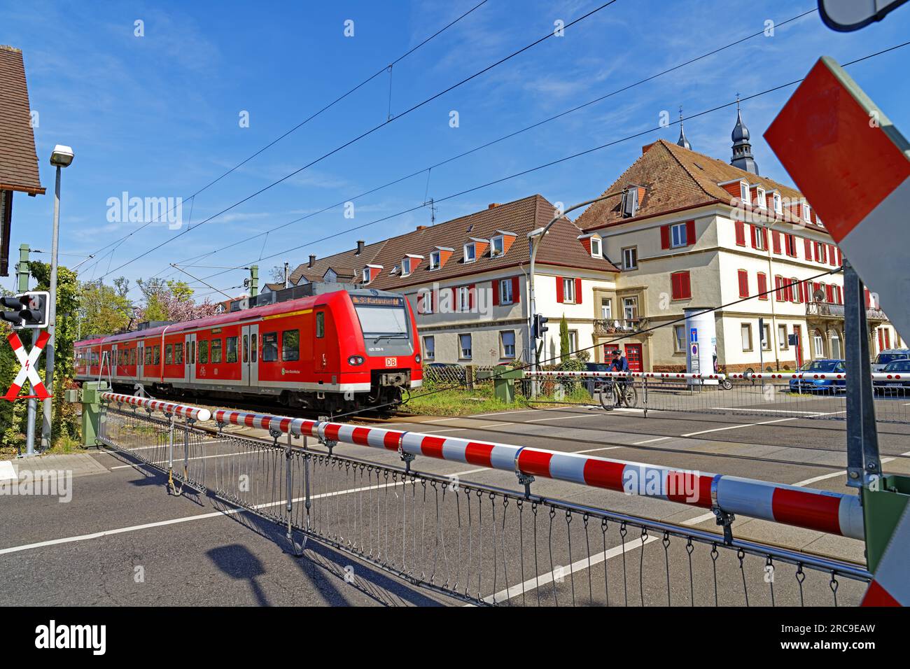SchUM-Stadt, Bahnübergang, Schranken, Regionalzug Stock Photo - Alamy