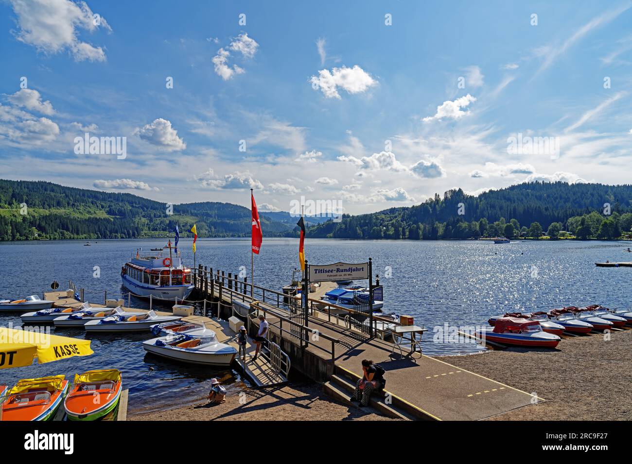 Titisee, Strand, Bootsverleih, Rundfahrtenschiff Stock Photo - Alamy
