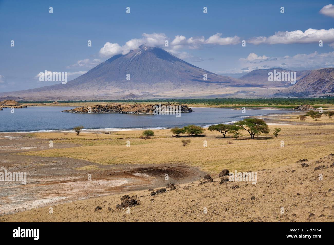 Vulkan Ol Doinyo Lengai, Lake Natron, Ngorongoro Conservation Area ...