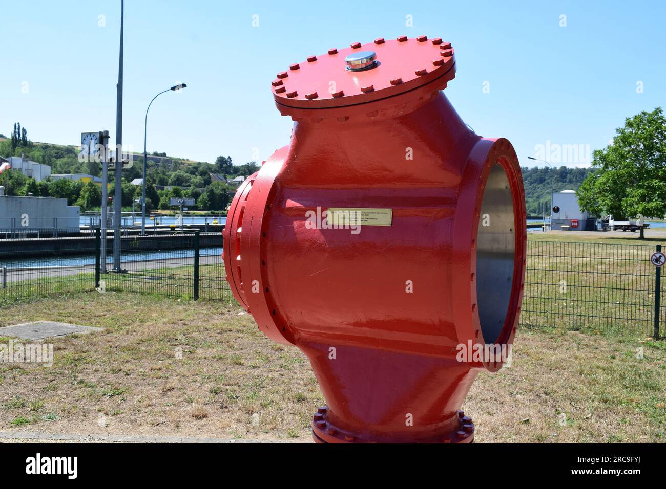 River lock drainage hi-res stock photography and images - Alamy