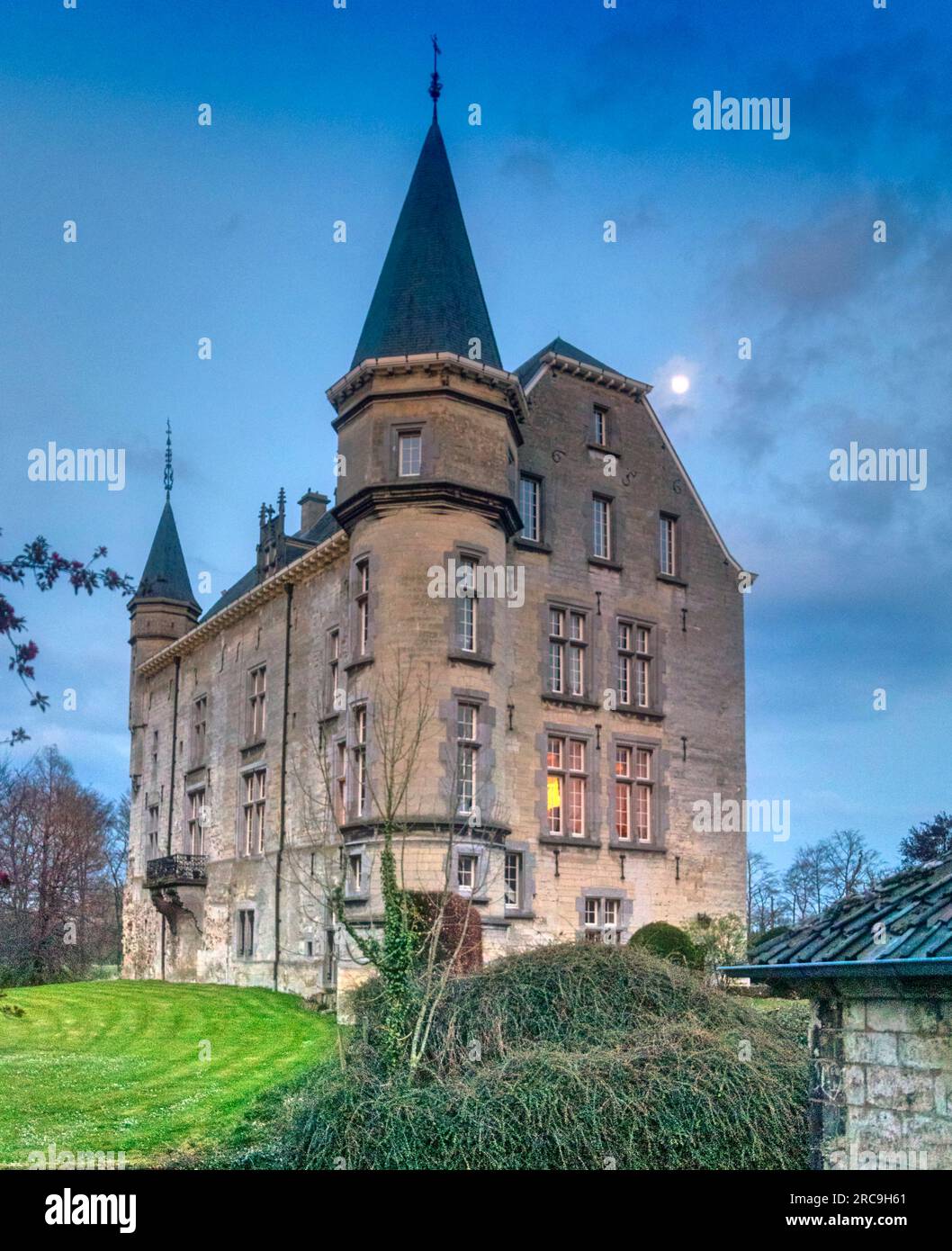 Das beleuchtete Wasserschloss Schaloen in Valkenburg aan de Geul zur ...
