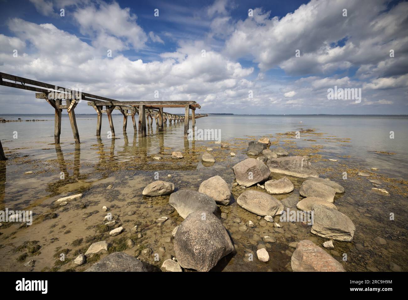 Hölzerne Überreste der ehemaligen Seebrücke von Quern (Gemeinde ...