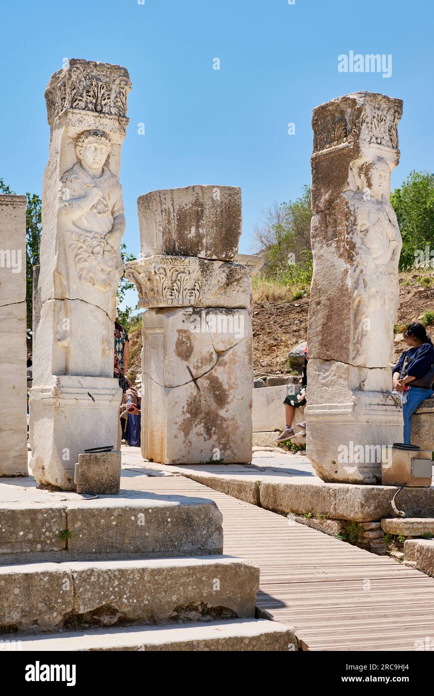 Herkules Tor oder Heraklestor in Ephesus Archaeological Site, Selcuk ... Herkules Tor oder Heraklestor in Ephesus Archaeological Site, Selcuk ...