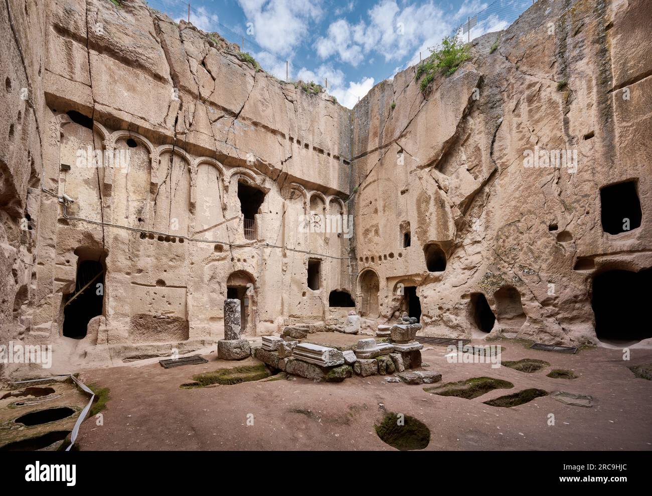 Gumusler Cave Monastery, Klosteranlage von Eski Gümüş, Gümüsler, Tuerkei |Gumusler Cave ...