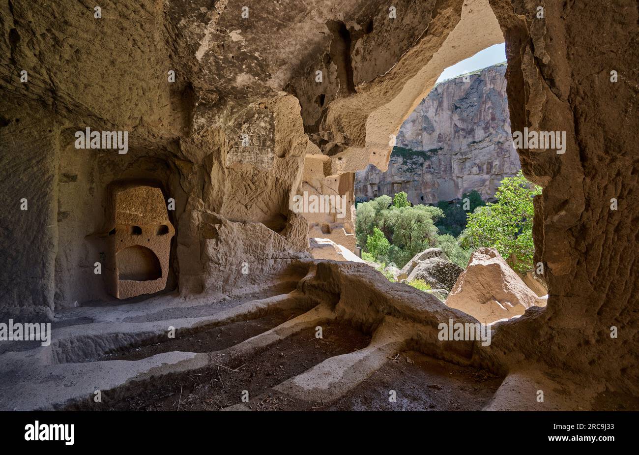Kirche mit dem schiefen felsen hi-res stock photography and images - Alamy