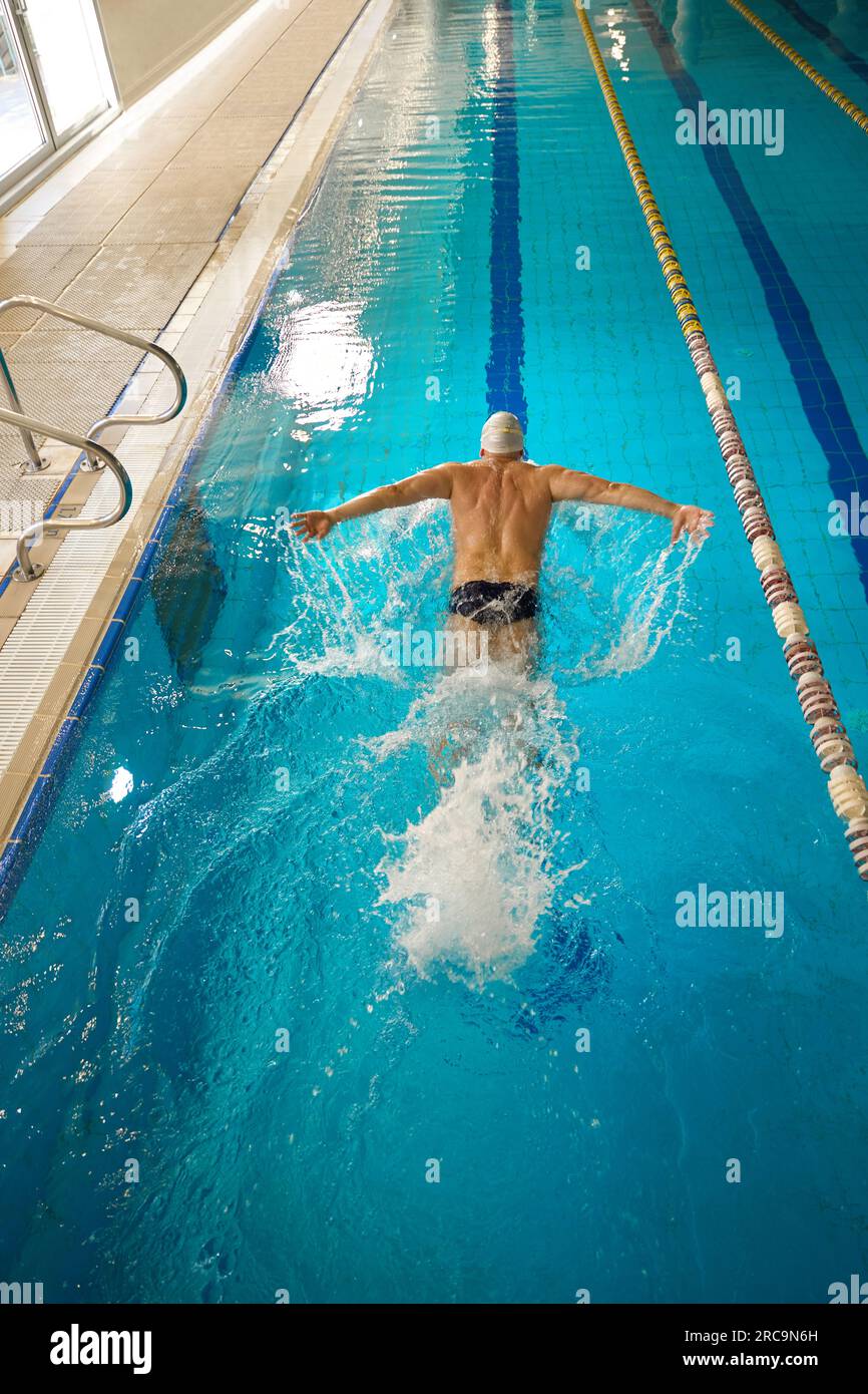 Adult sportsman training back muscle group training in water Stock ...