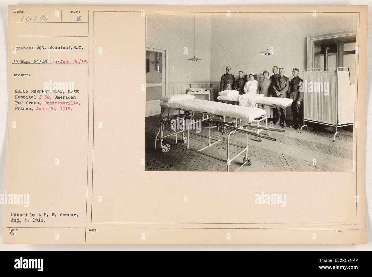 Medical personnel in operating room hi-res stock photography and images ...