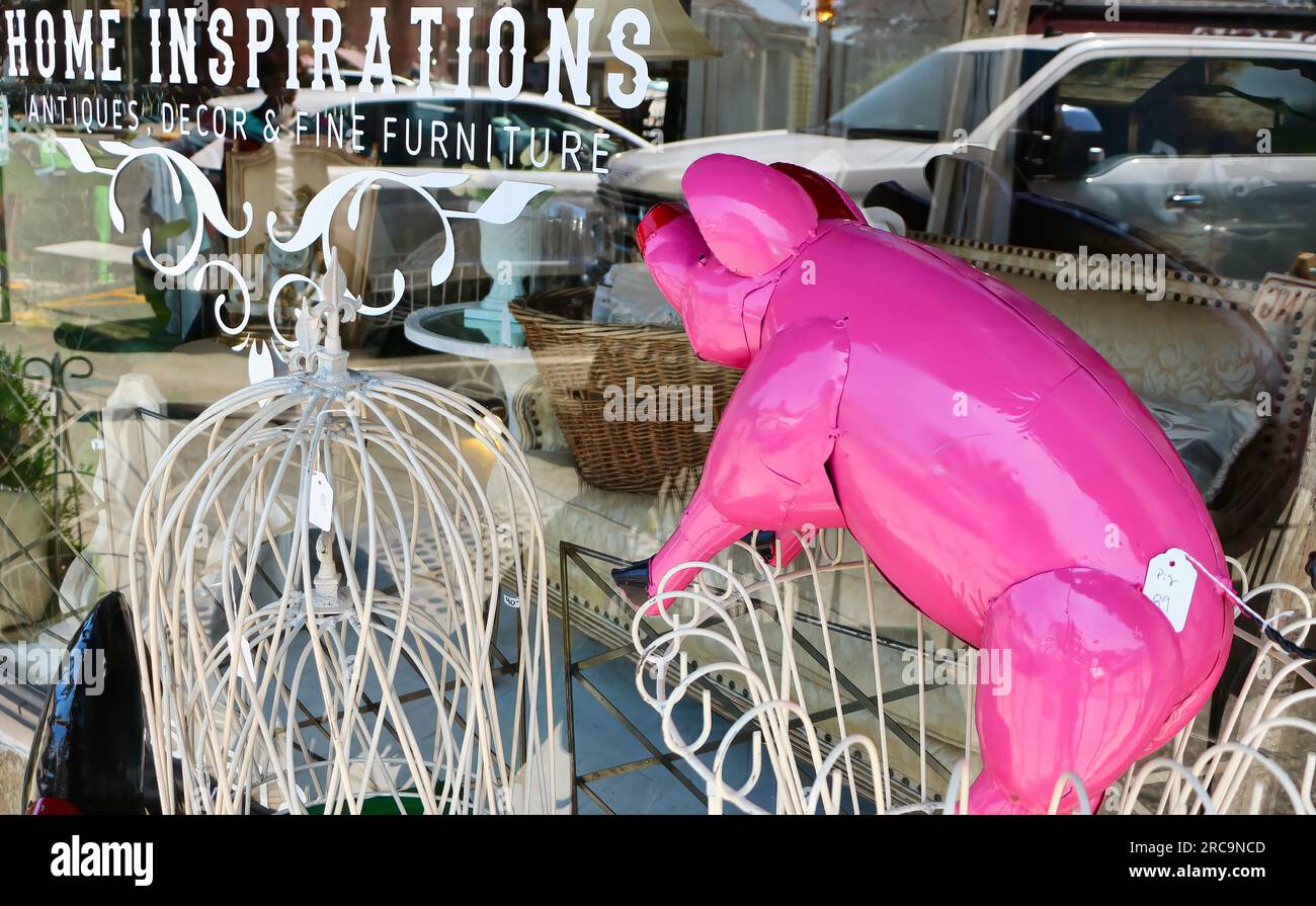 Pink tin pig hi-res stock photography and images - Alamy