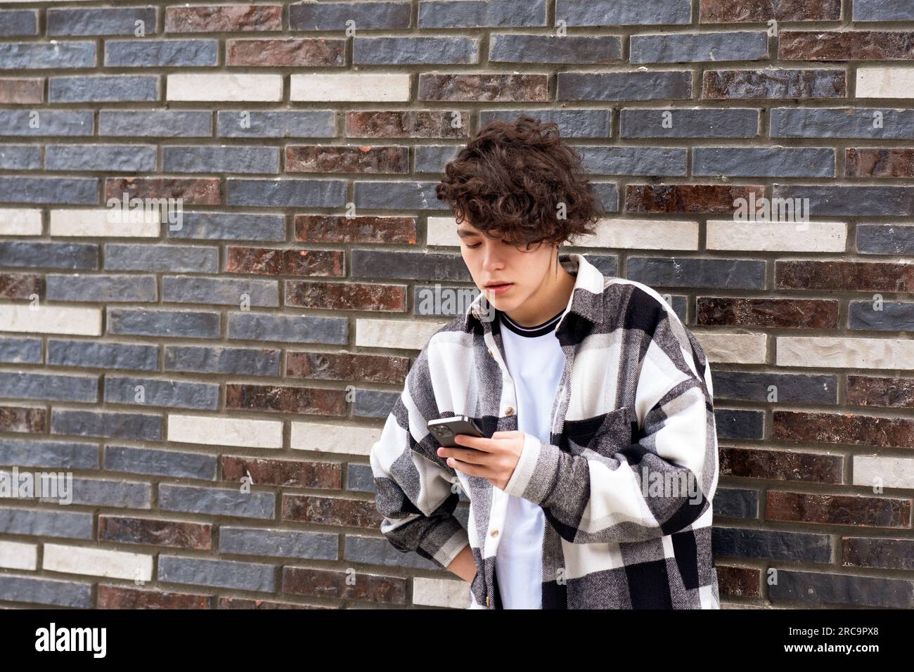 Man reading white mail message hi-res stock photography and images - Alamy