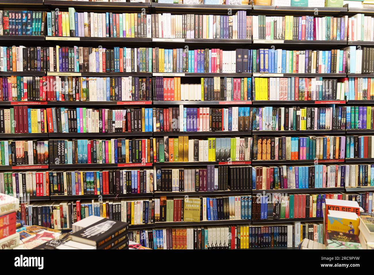 Bookstore showcase hi-res stock photography and images - Alamy
