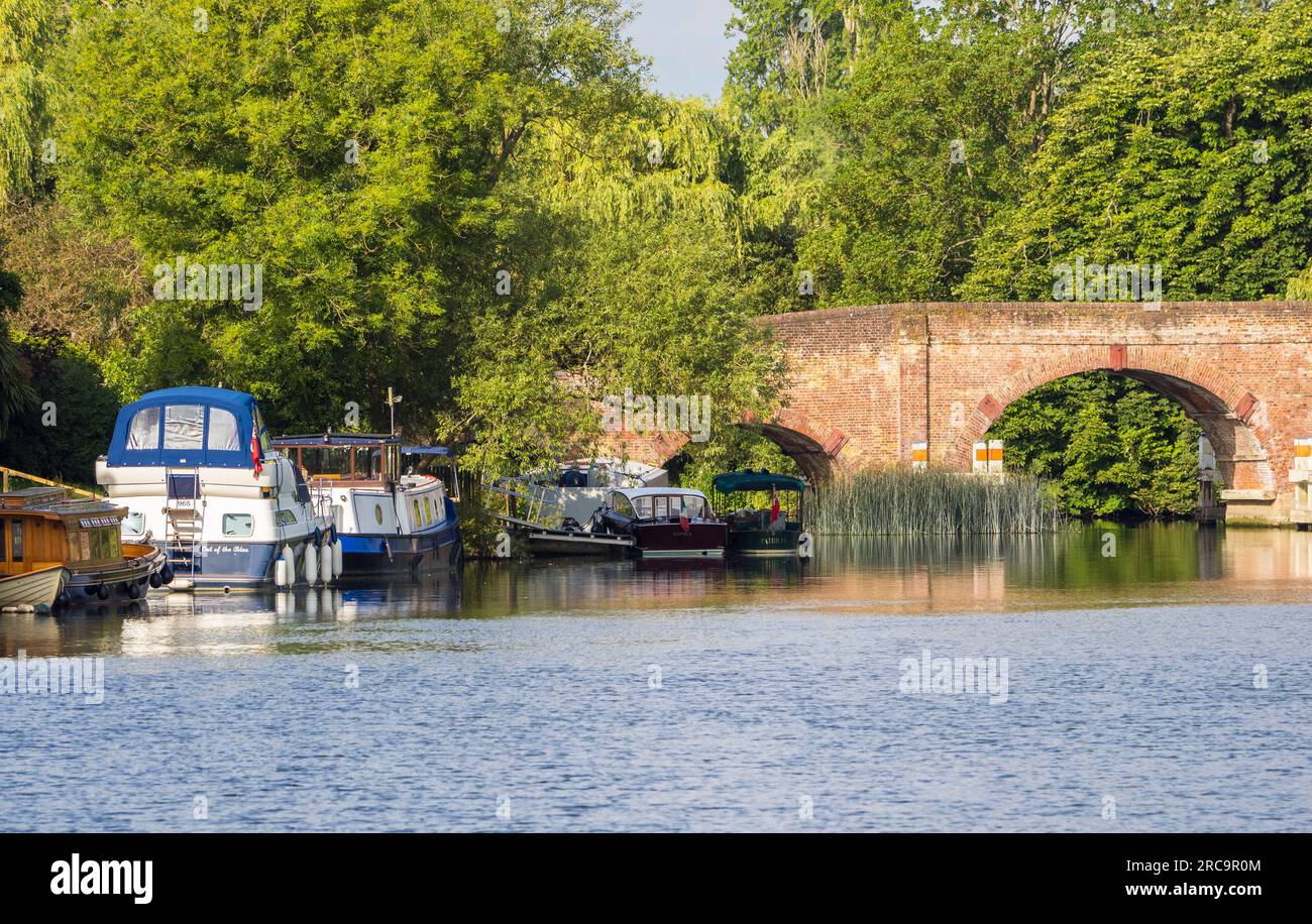 Boats on the Bank of the River Thames, Sonning Bridge, Sonning, Reading ...
