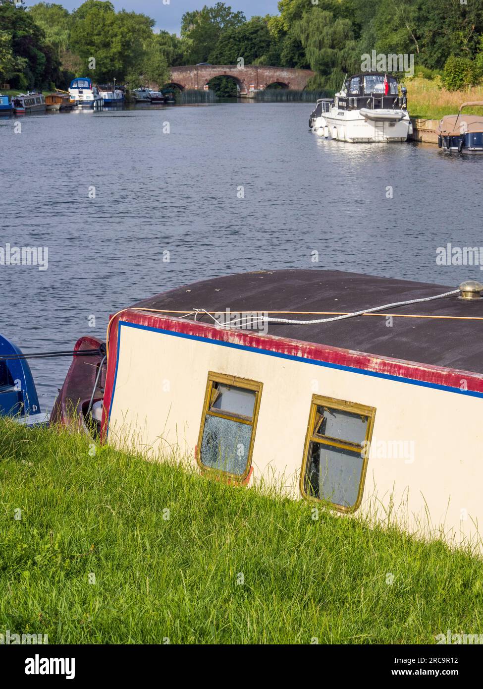 Boats on the Bank of the River Thames, Sonning Bridge, Sonning, Reading ...