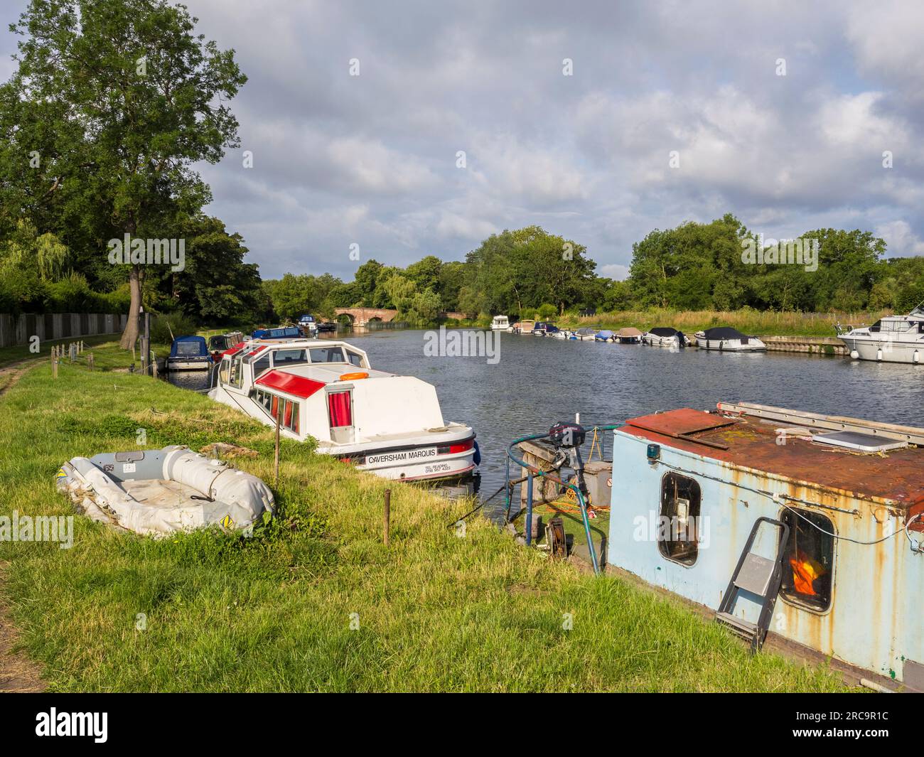 Boats on the Bank of the River Thames, Sonning Bridge, Sonning, Reading ...