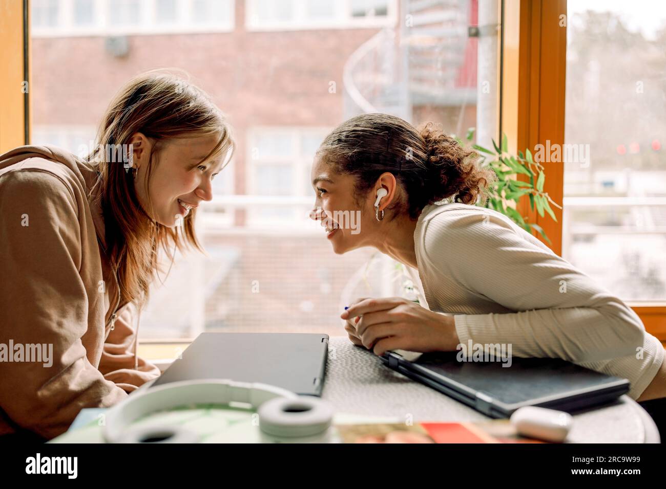 Two friends talking high school hi-res stock photography and images - Alamy
