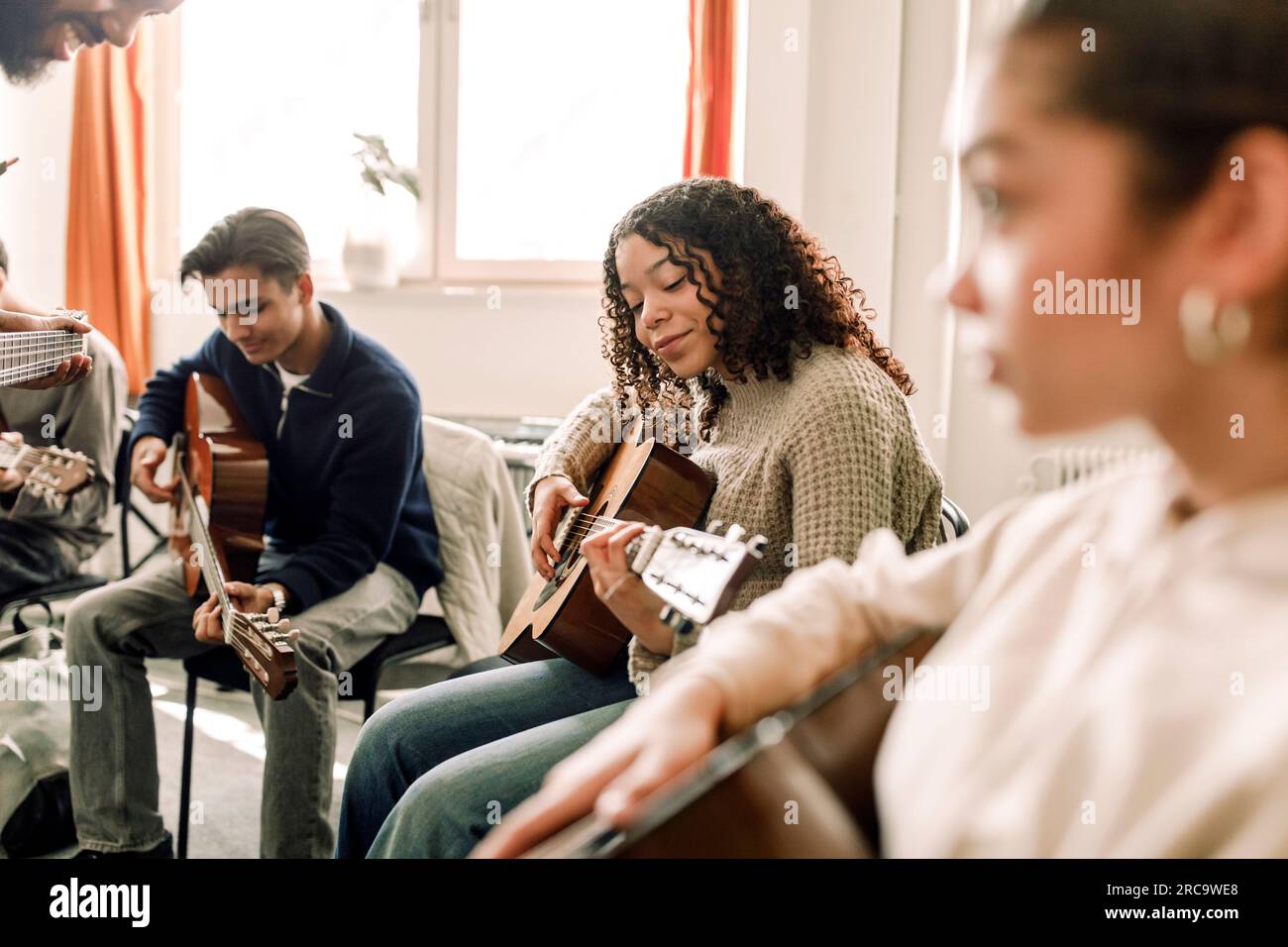 Teenage group playing music hi-res stock photography and images - Alamy