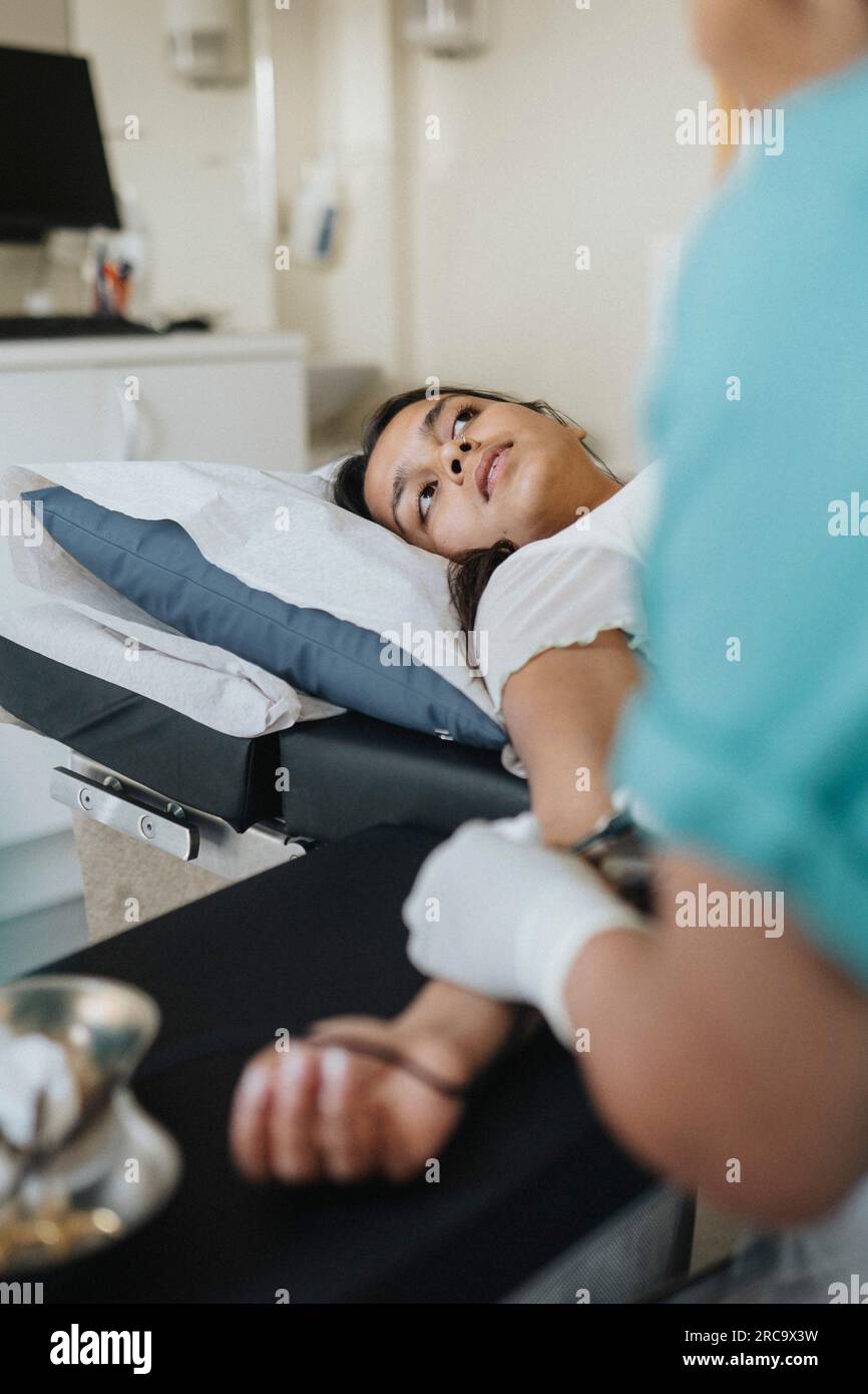 Patient lying on an operating table hi-res stock photography and images ...