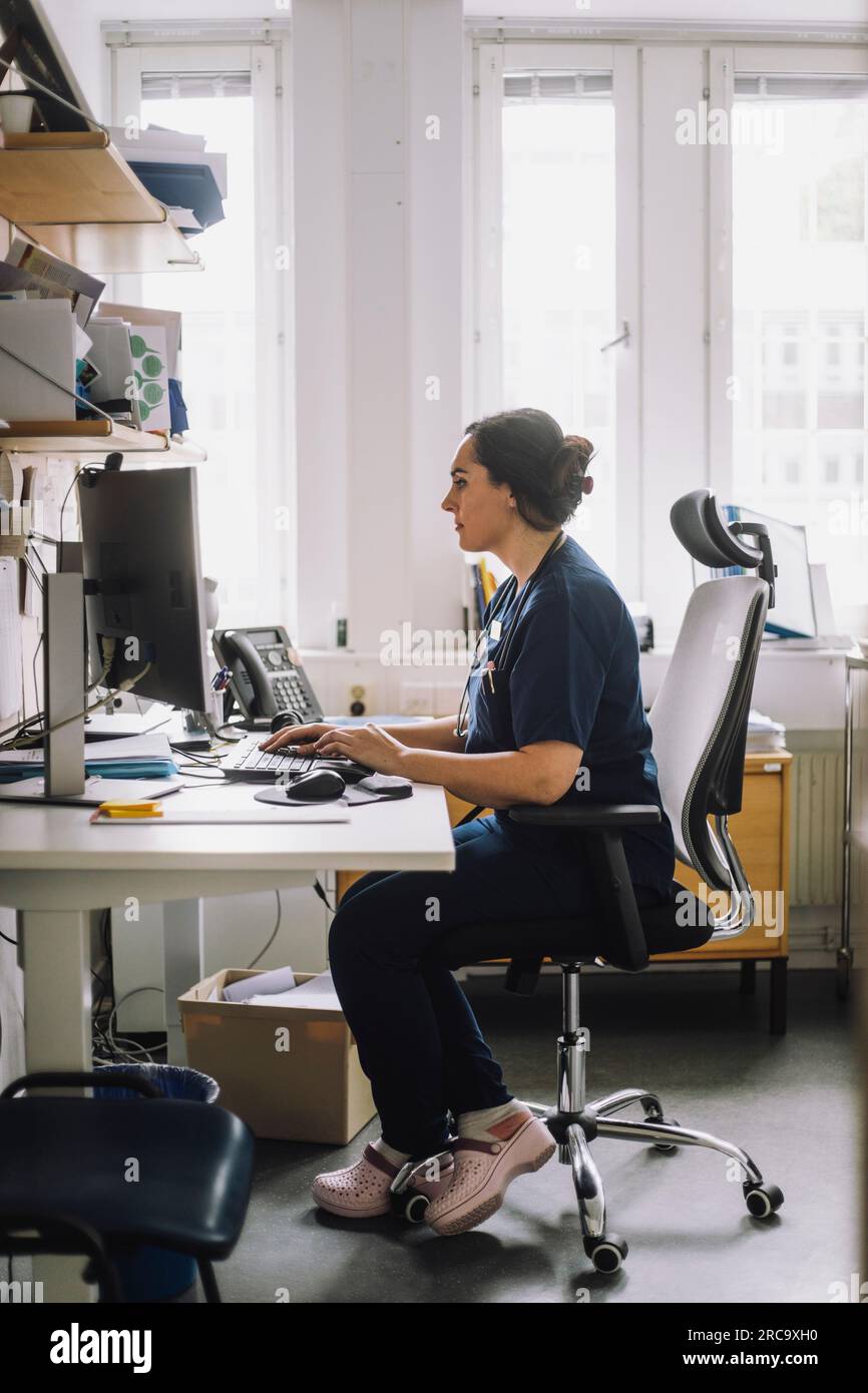 Mature female nurse hi-res stock photography and images - Alamy