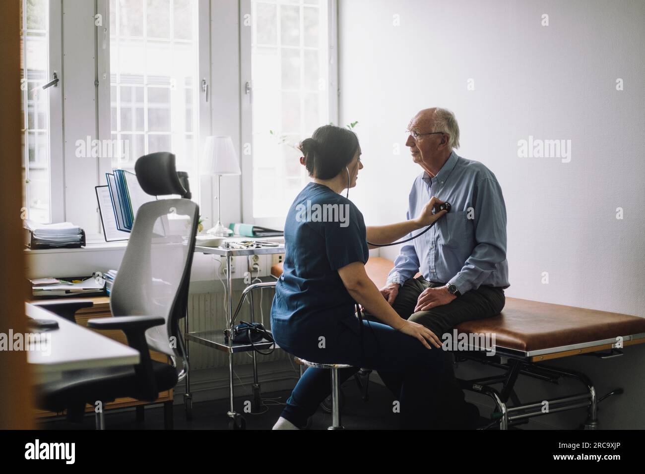 Nurse examining patient stethoscope hi-res stock photography and images ...