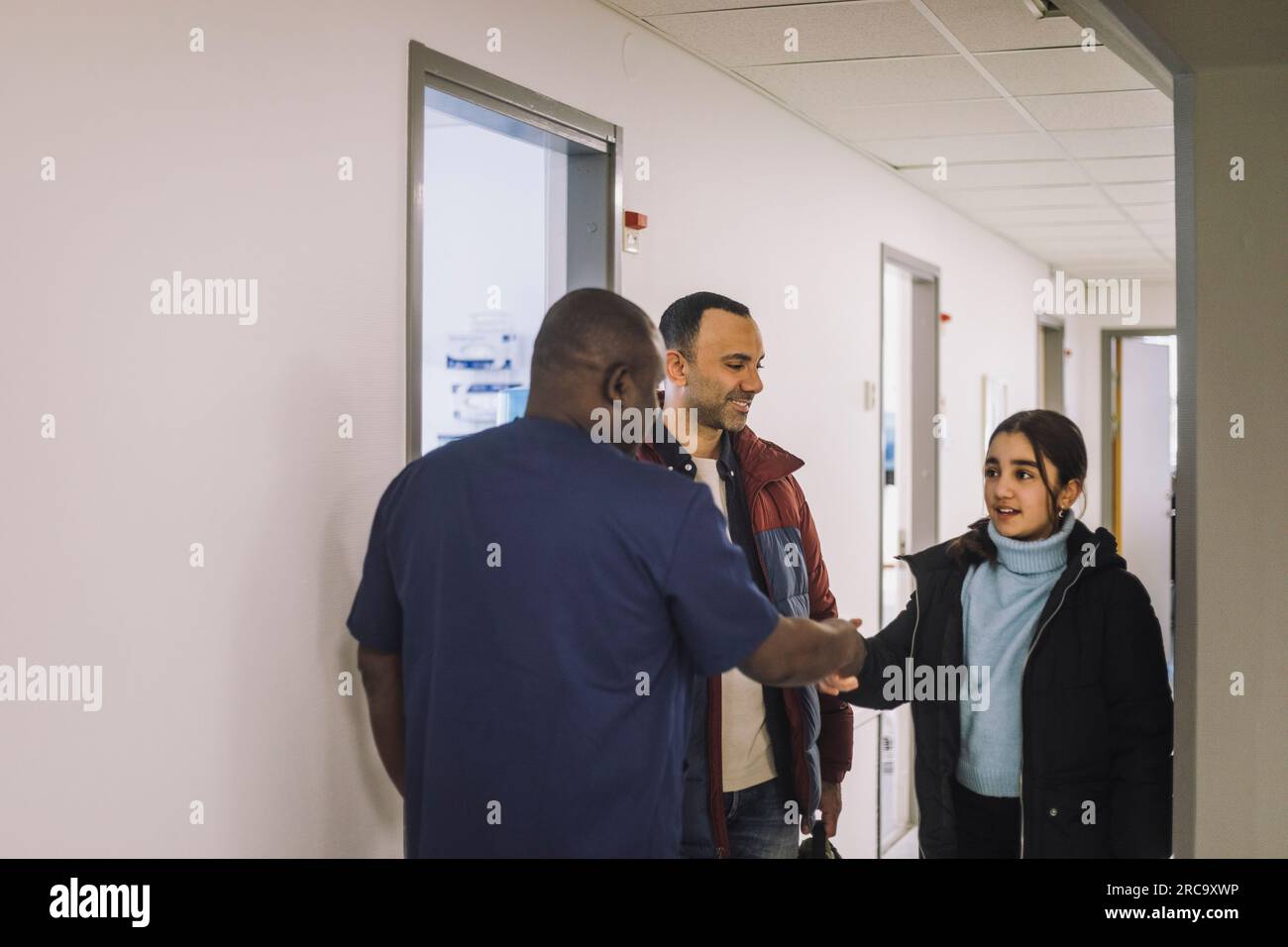 Doctor and patient handshake hi-res stock photography and images - Alamy
