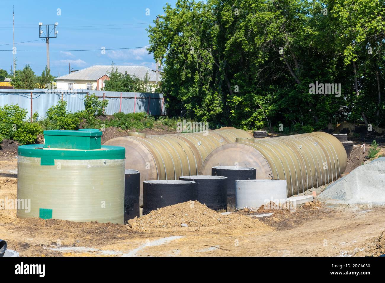 Water storage and pumping station for extinguishing a fire at a ...