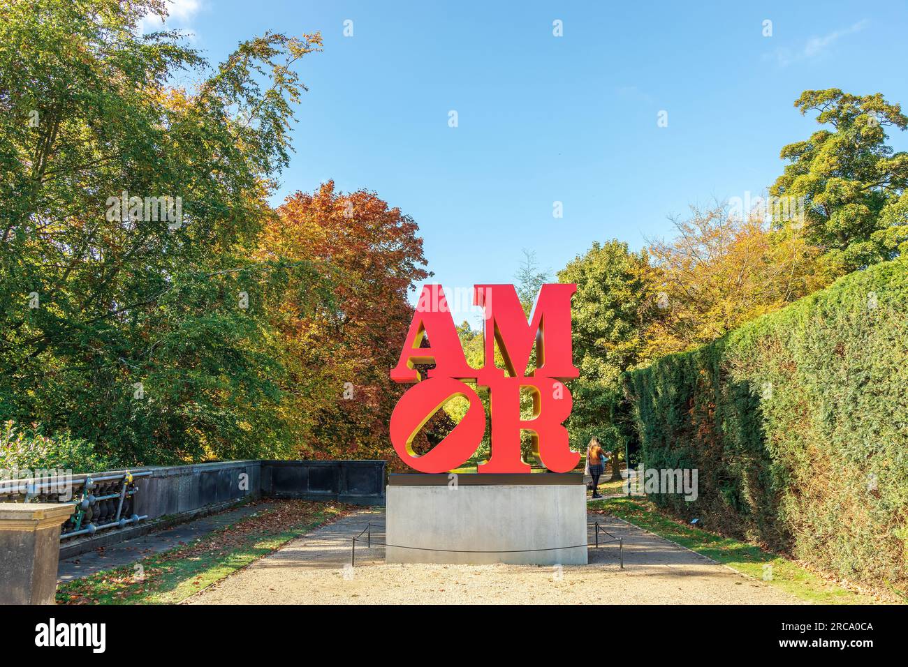 Large modern art sculpture hi-res stock photography and images - Alamy