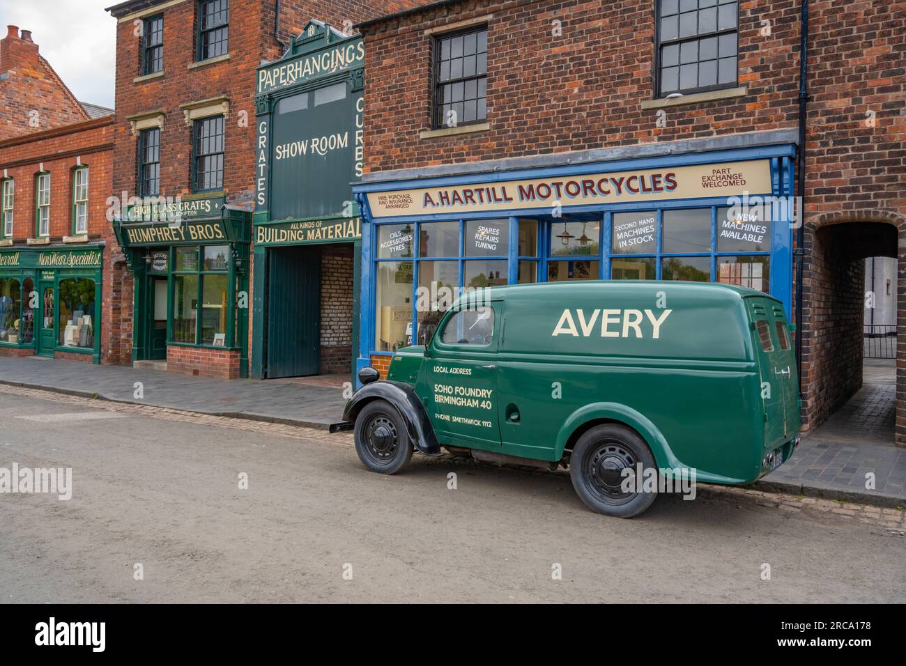 Garage building country road hi-res stock photography and images - Alamy