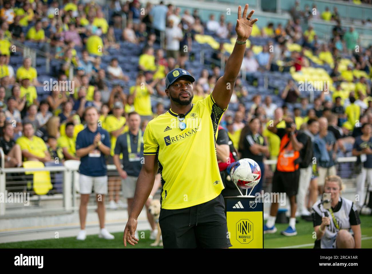 Nfl logo pitch hi-res stock photography and images - Alamy