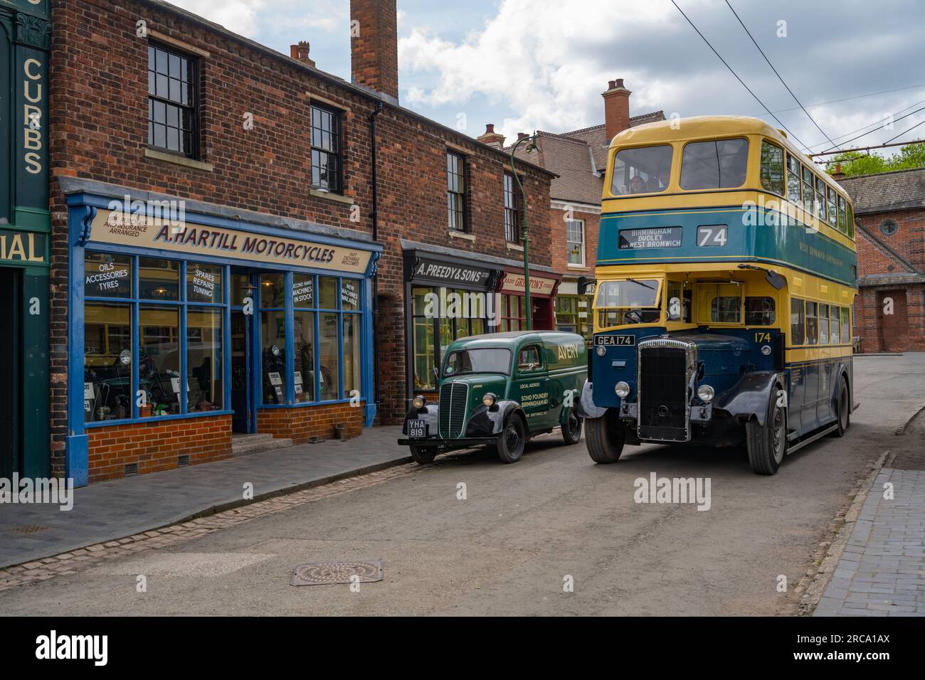 Garage building country road hi-res stock photography and images - Alamy