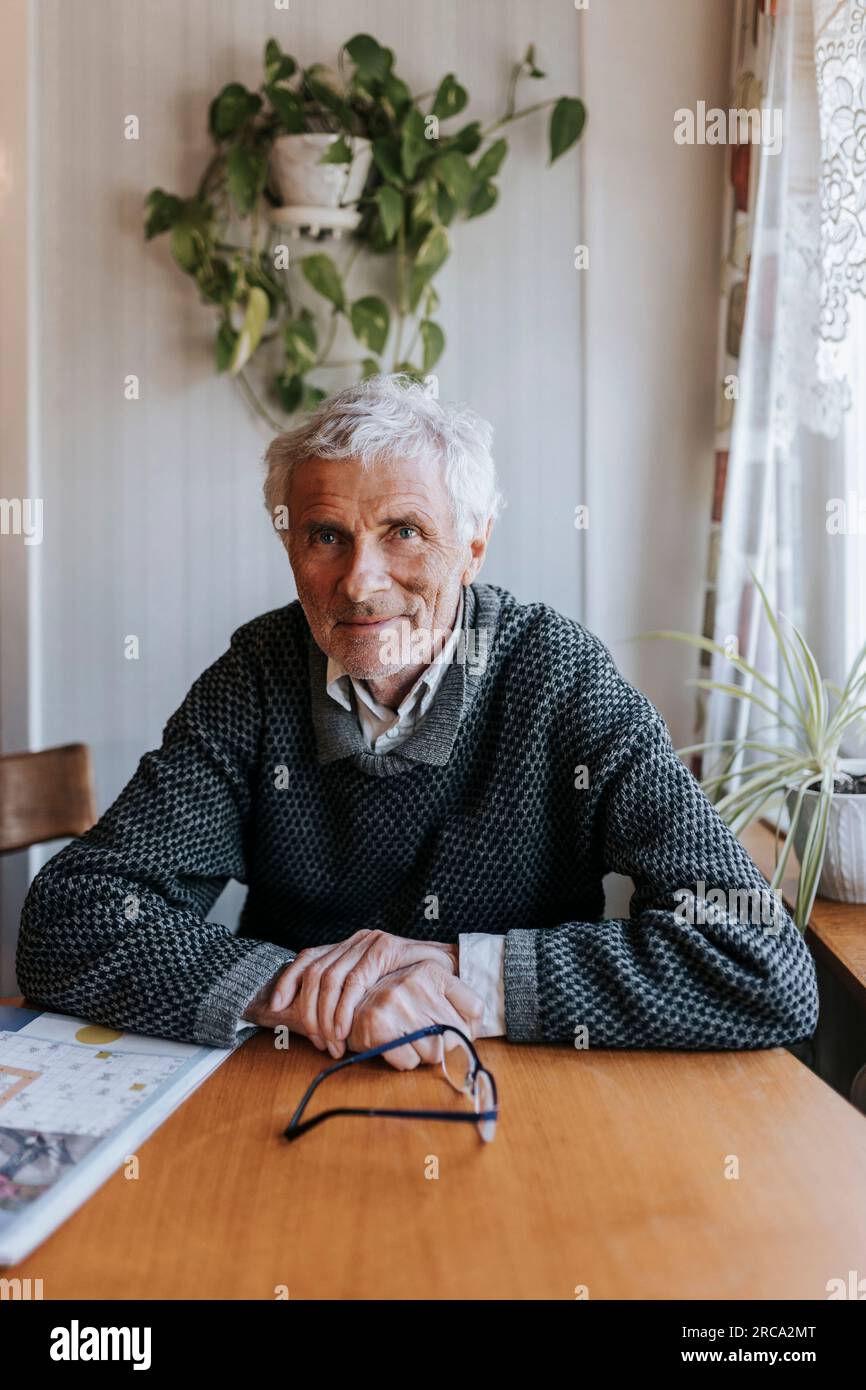 Elderly men dining hi-res stock photography and images - Alamy
