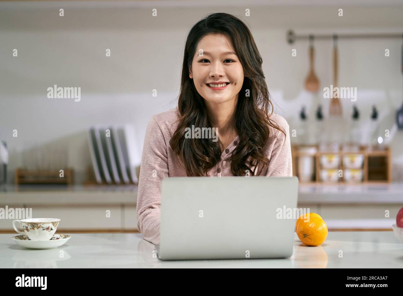 Beautiful woman from behind hi-res stock photography and images - Alamy