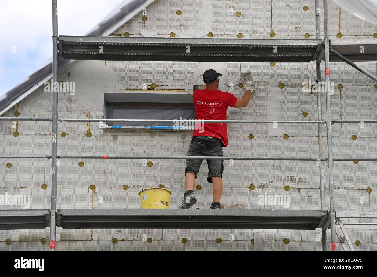 Renovating a thermal insulation on an older residential building ...