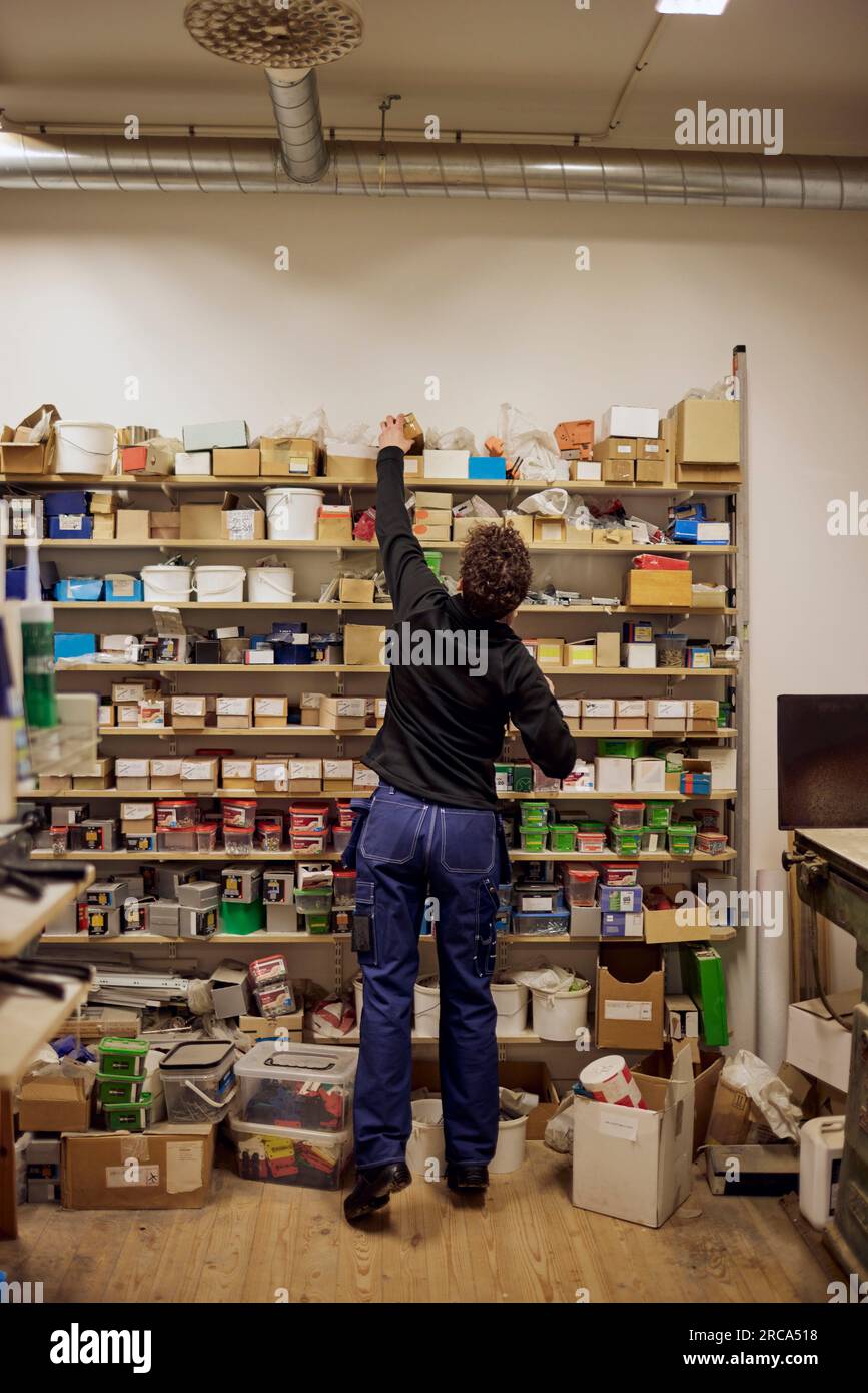 Person reaching shelf storage hi-res stock photography and images - Alamy