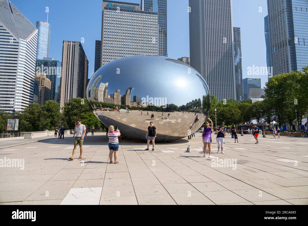Cloud Gate Sculpture (Chicago Bean), In Millennium Park Chicago USA ...