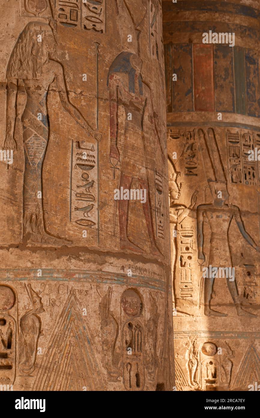 Egyptian temple columns (detail Stock Photo - Alamy