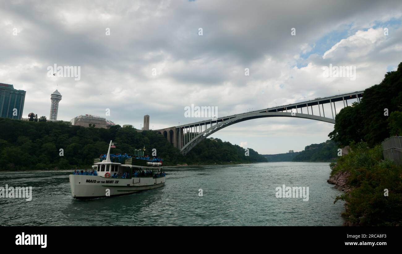 American falls and rainbow bridge crossing the niagara river hi-res ...