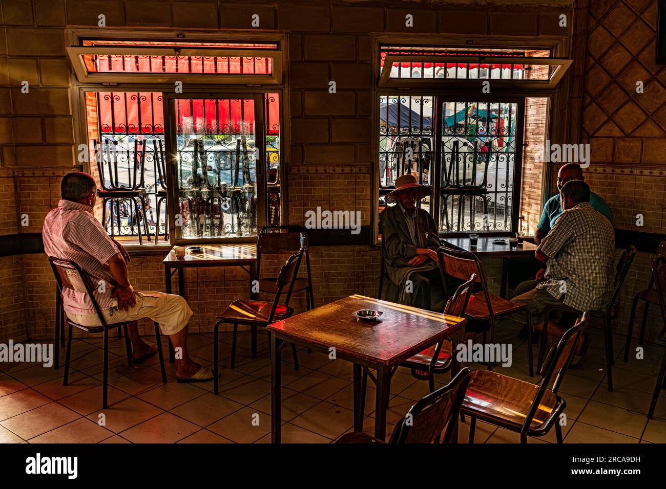 Interno bar tunisino hi-res stock photography and images - Alamy