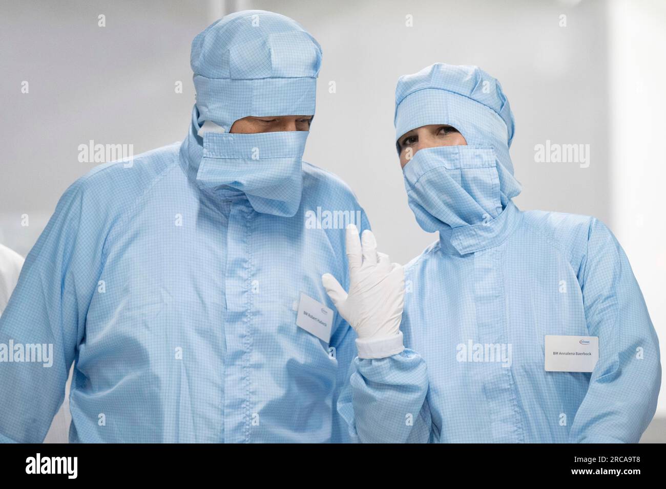 German Economy and Climate Minister Robert Habeck, right, and German ...
