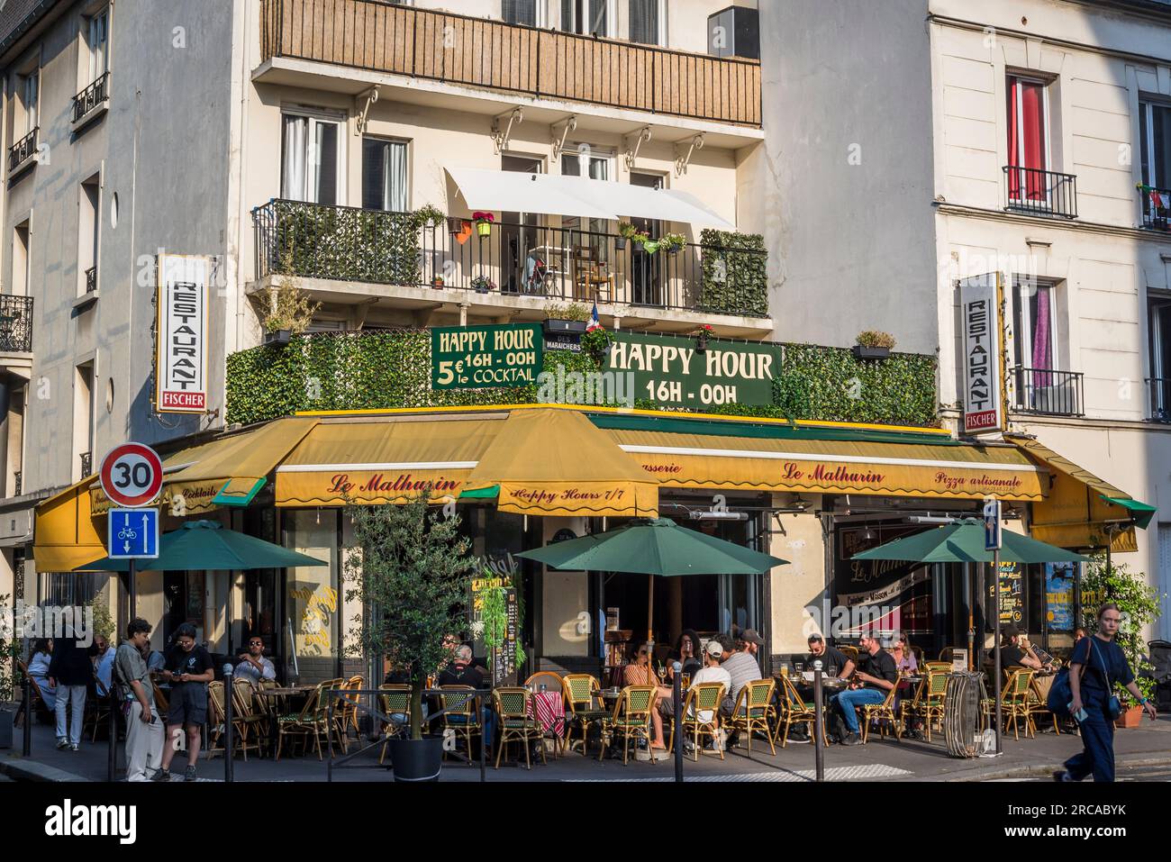 Corner building cafe paris hi-res stock photography and images - Alamy