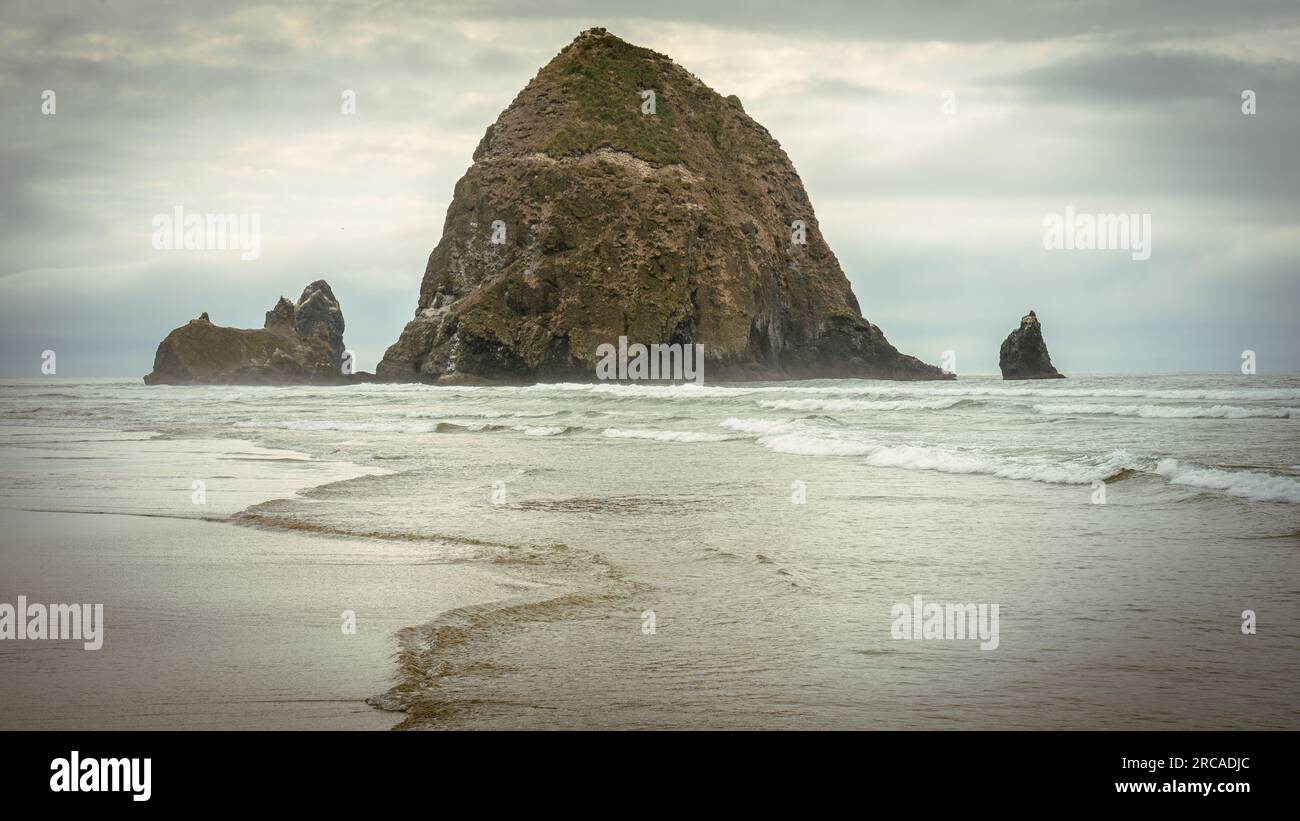 Marine layer returning to Haystack Rock | Cannon Beach, Oregon, USA ...