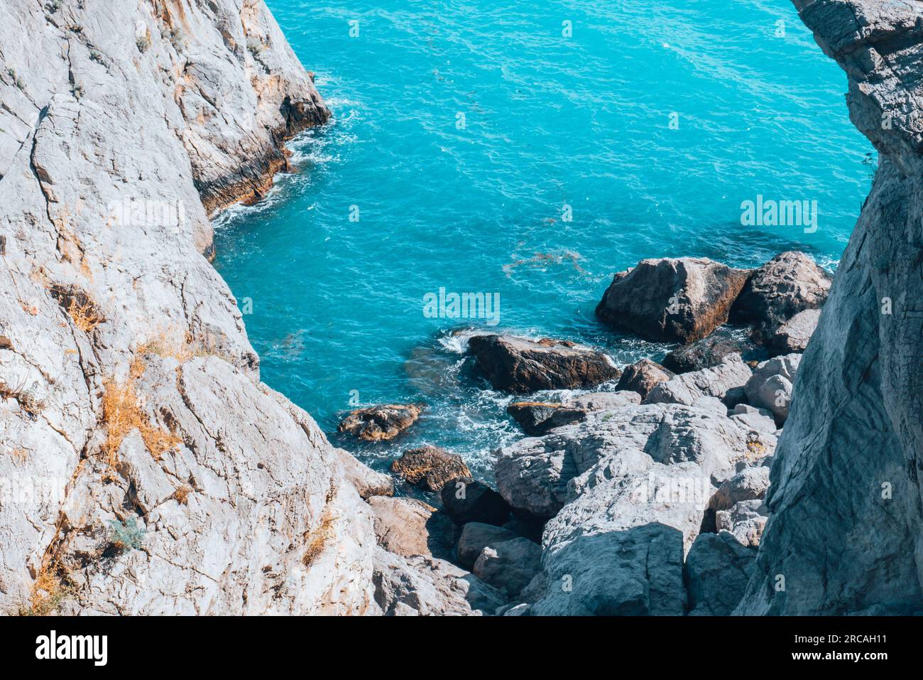 Gentle waves and sea foam from a tropical sea splash Stock Photo - Alamy