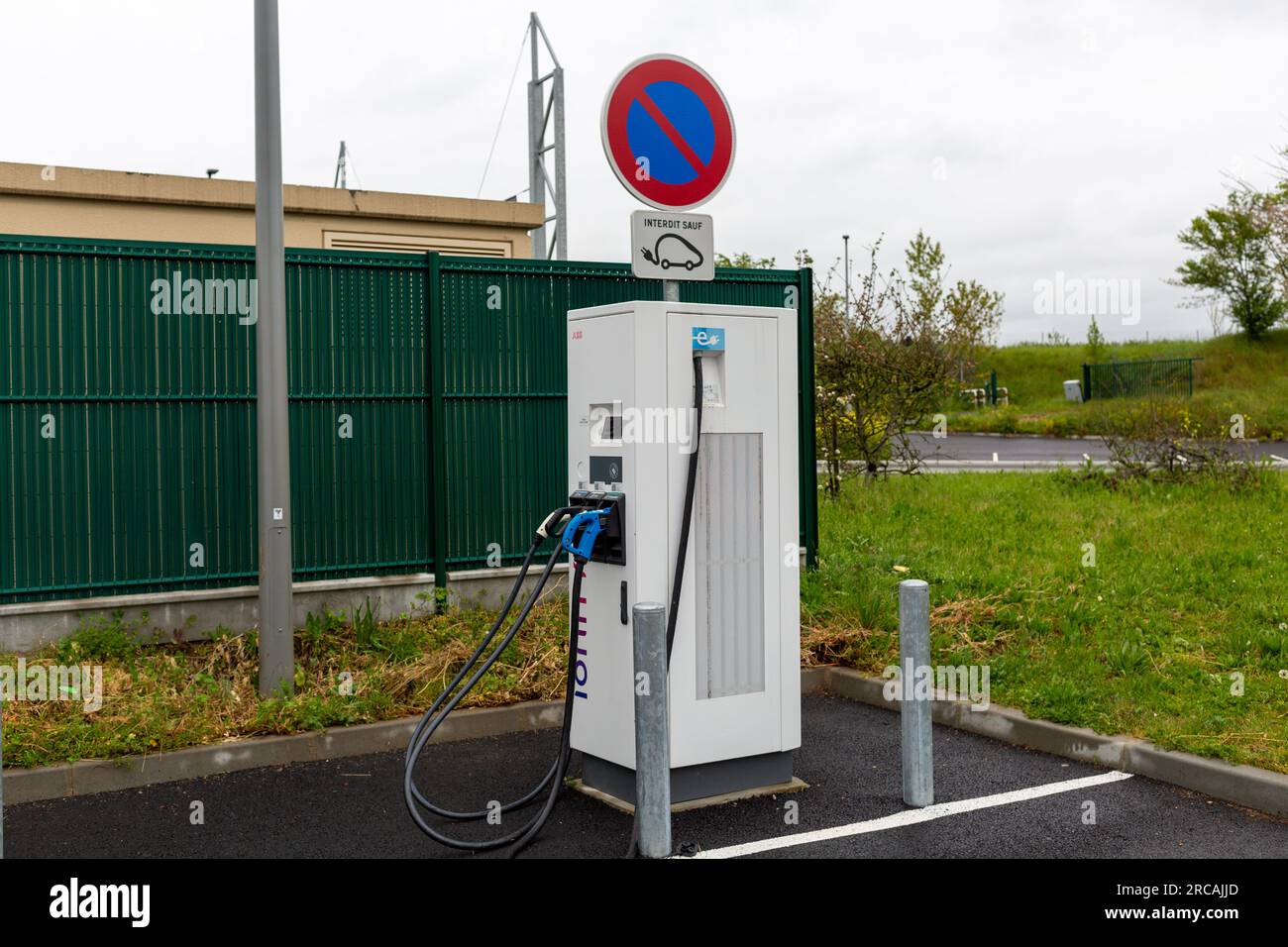 French electric car charging sign hi-res stock photography and images ...