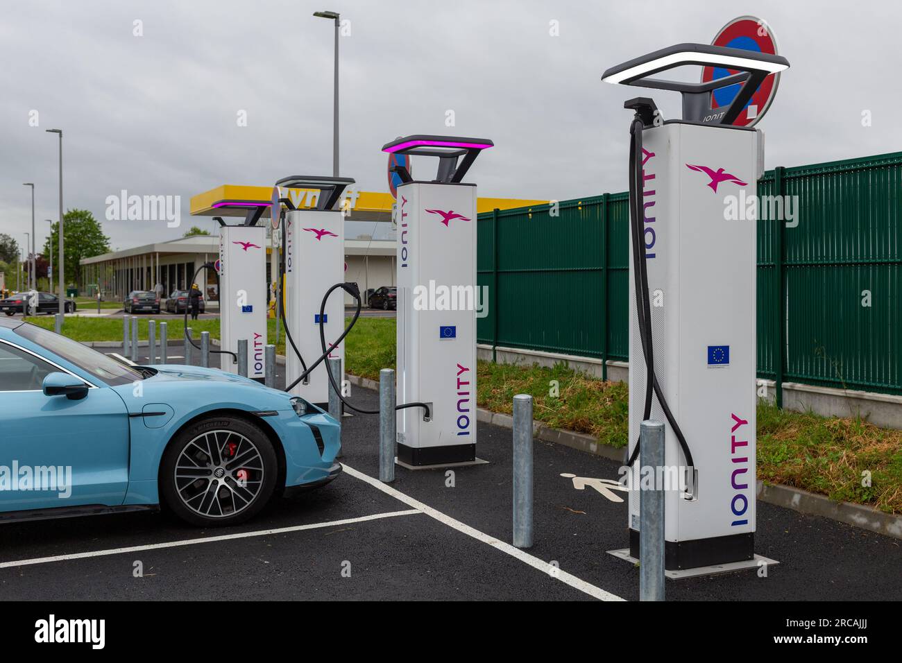 French electric car charging sign hi-res stock photography and images ...