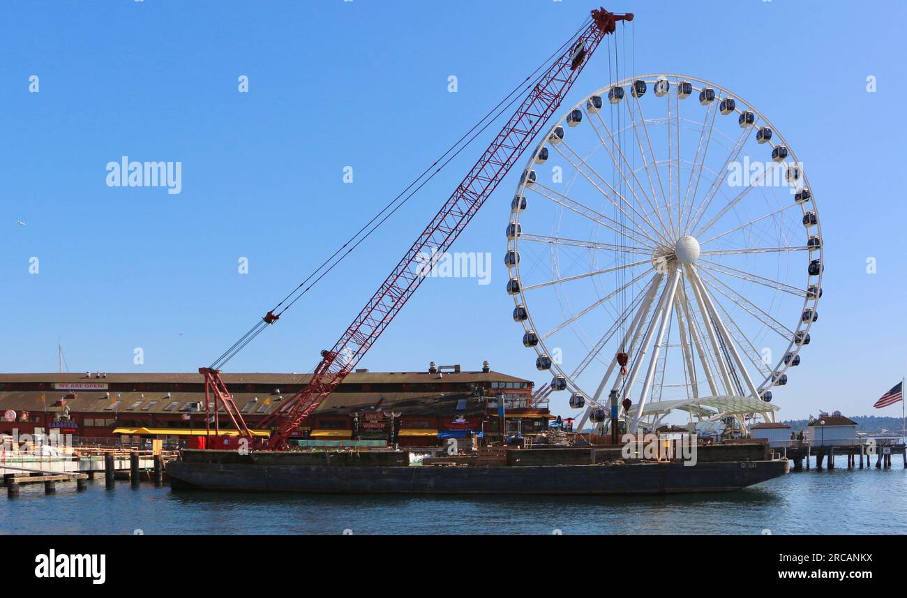 Seattle Great Wheel Ferris wheel and a floating crane moored at Pier 57 ...