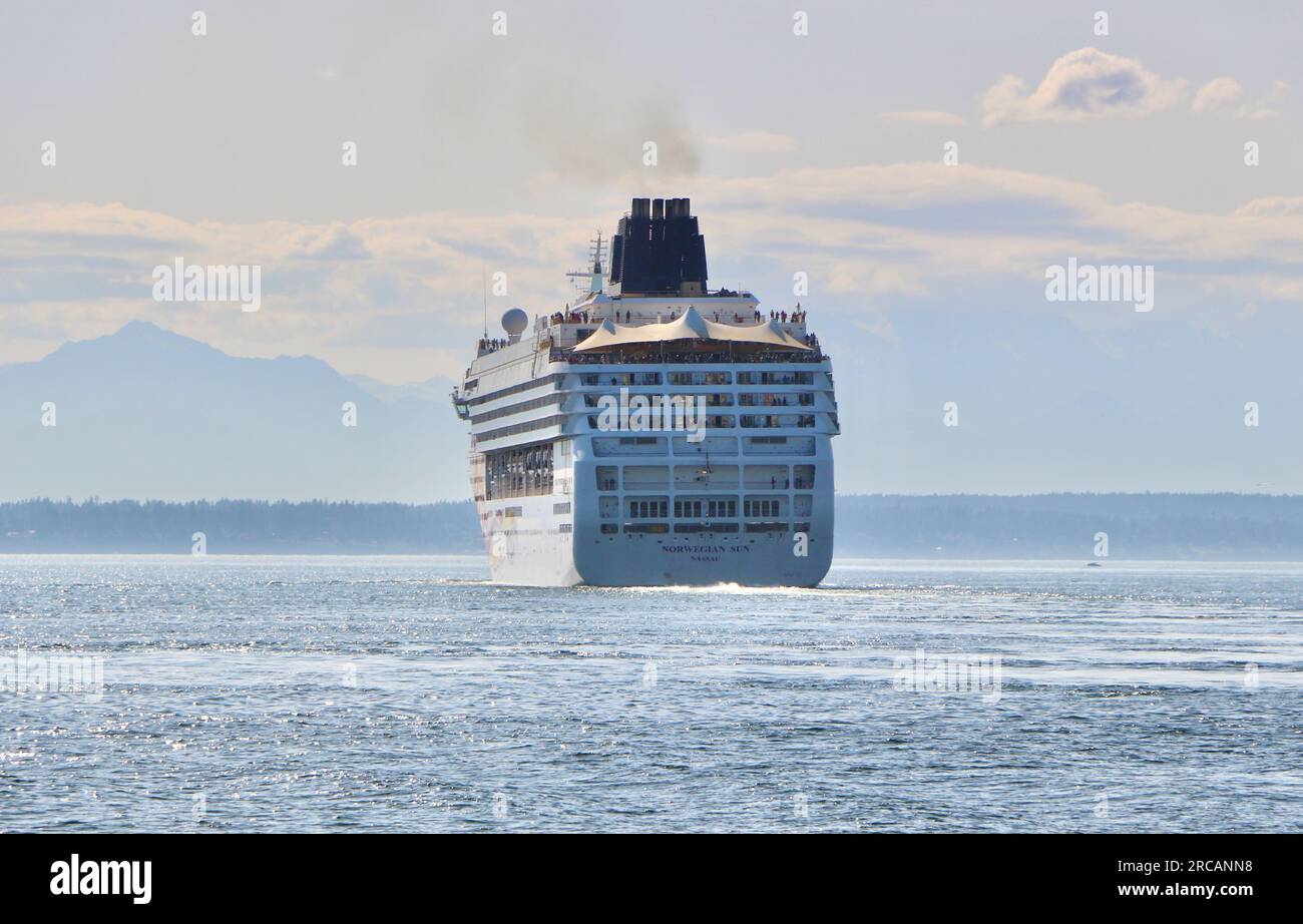 Rear view of Norwegian Cruise Lines cruise ship Norwegian Sun underway ...
