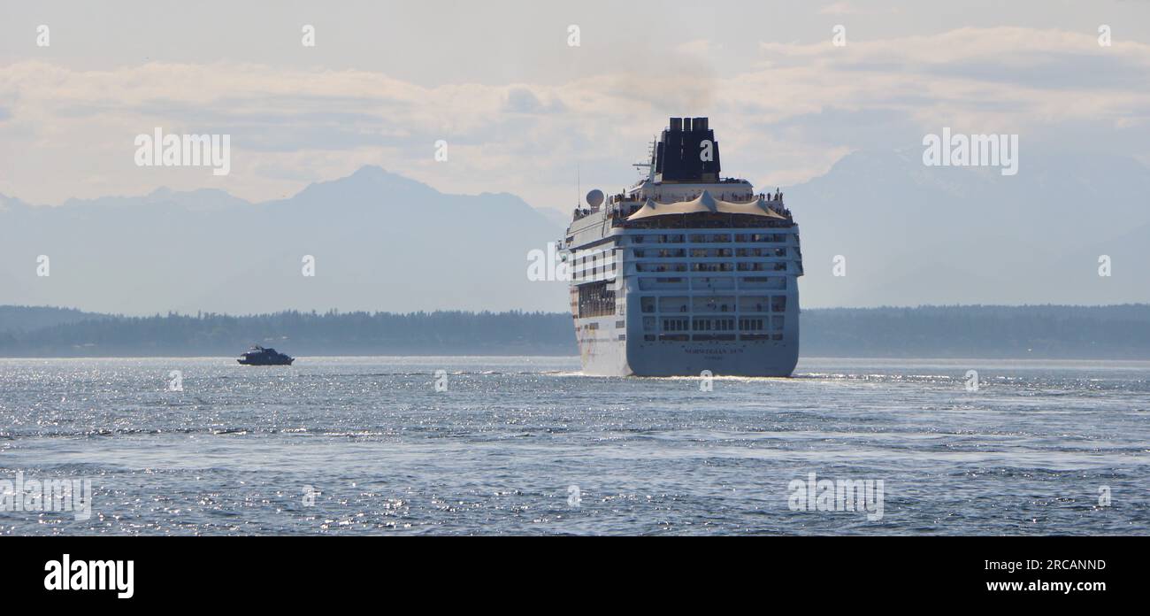 Rear view of Norwegian Cruise Lines cruise ship Norwegian Sun underway ...